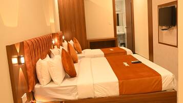 Quarto quádruplo luxo | Roupas de cama premium, escrivaninha, Wi-Fi de cortesia, roupa de cama