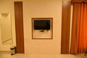 Roupas de cama premium, escrivaninha, Wi-Fi de cortesia, roupa de cama