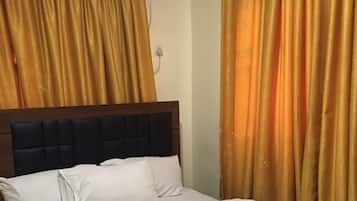 Quarto Individual Básico | Com mobília individualizada, secretária