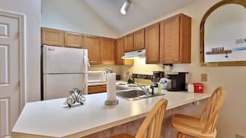 Apartamento em Condomínio Fechado, 2 quartos | Cozinha privada | Um frigorífico, um forno, uma cafeteira/bule, uma torradeira