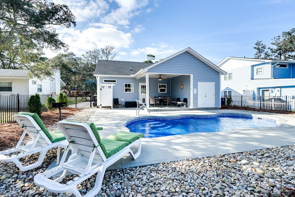 Serene Oak Island Home W/ Private Saltwater Pool! - Southport, NC