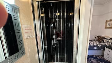 Quarto triplo standard | Banheiro | Chuveiro, secador de cabelo (mediante solicitação), toalhas de banho