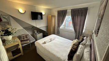 Quarto Duplo Standard | Secretária adequada para computadores portáteis, ferro/tábua de engomar