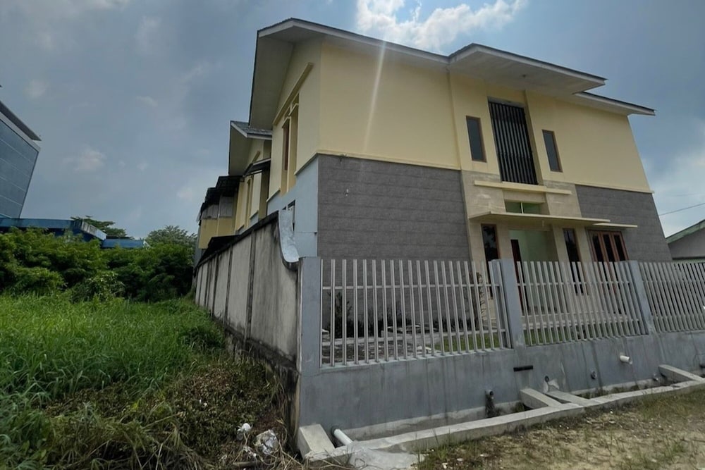 Spot On 93378 Lona Guest House Syariahnearscience Park Universitas Riau - Pekanbaru