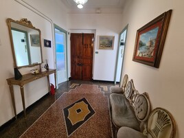Apartamento urbano | Área de estar | TV de tela plana 19 polegadas com canais digitais