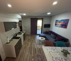 Um frigorífico, um micro-ondas, um forno, uma placa de cozinha 