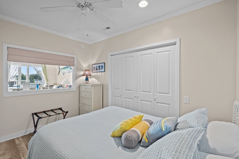 Waterfront Retreat Walkable To The Best Shops, Restaurants, & Charm Of Southport - Caswell Beach, NC