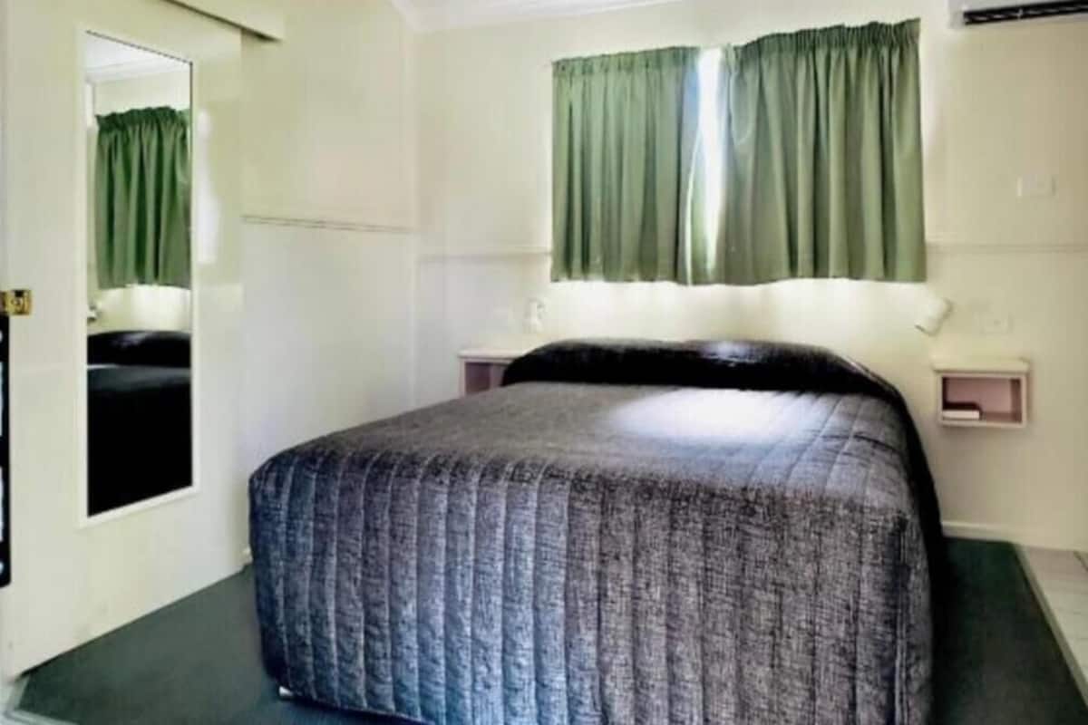 Ferros/tábuas de passar roupa, Wi-Fi de cortesia, roupa de cama