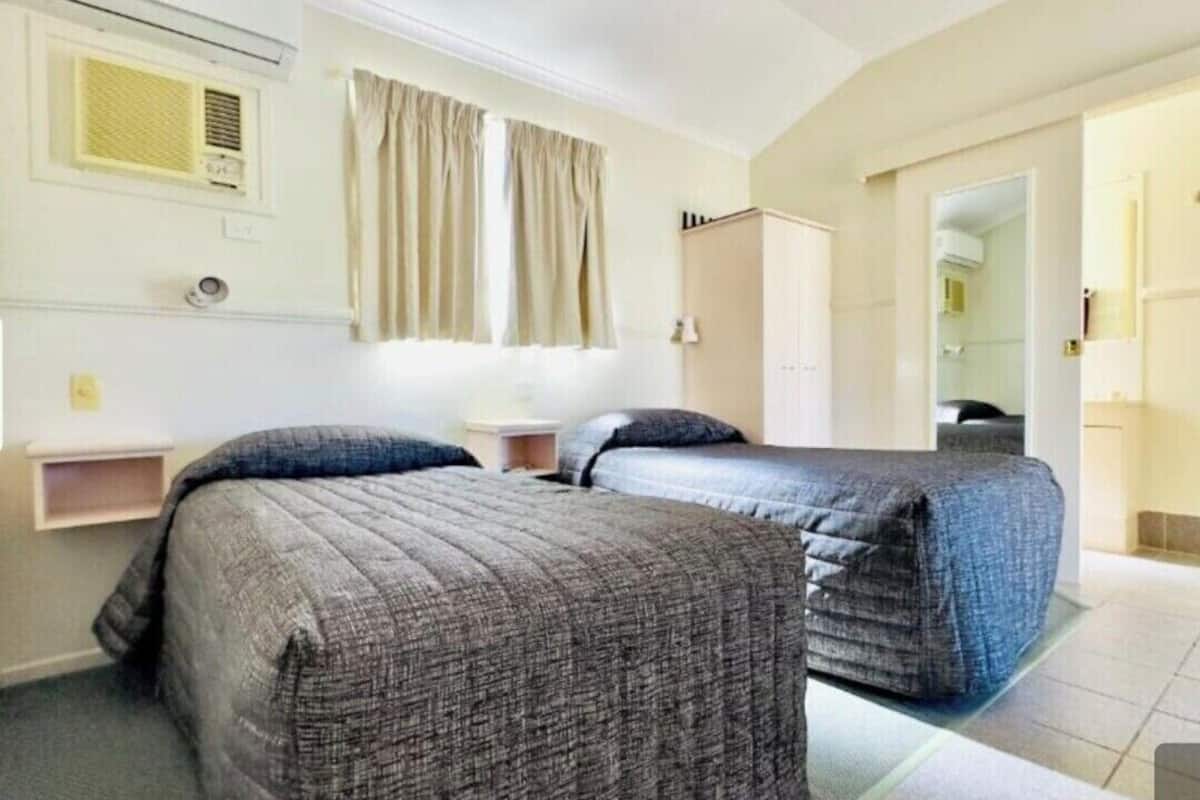 Quarto duplo standard, vista para o jardim | Ferros/tábuas de passar roupa, Wi-Fi de cortesia, roupa de cama