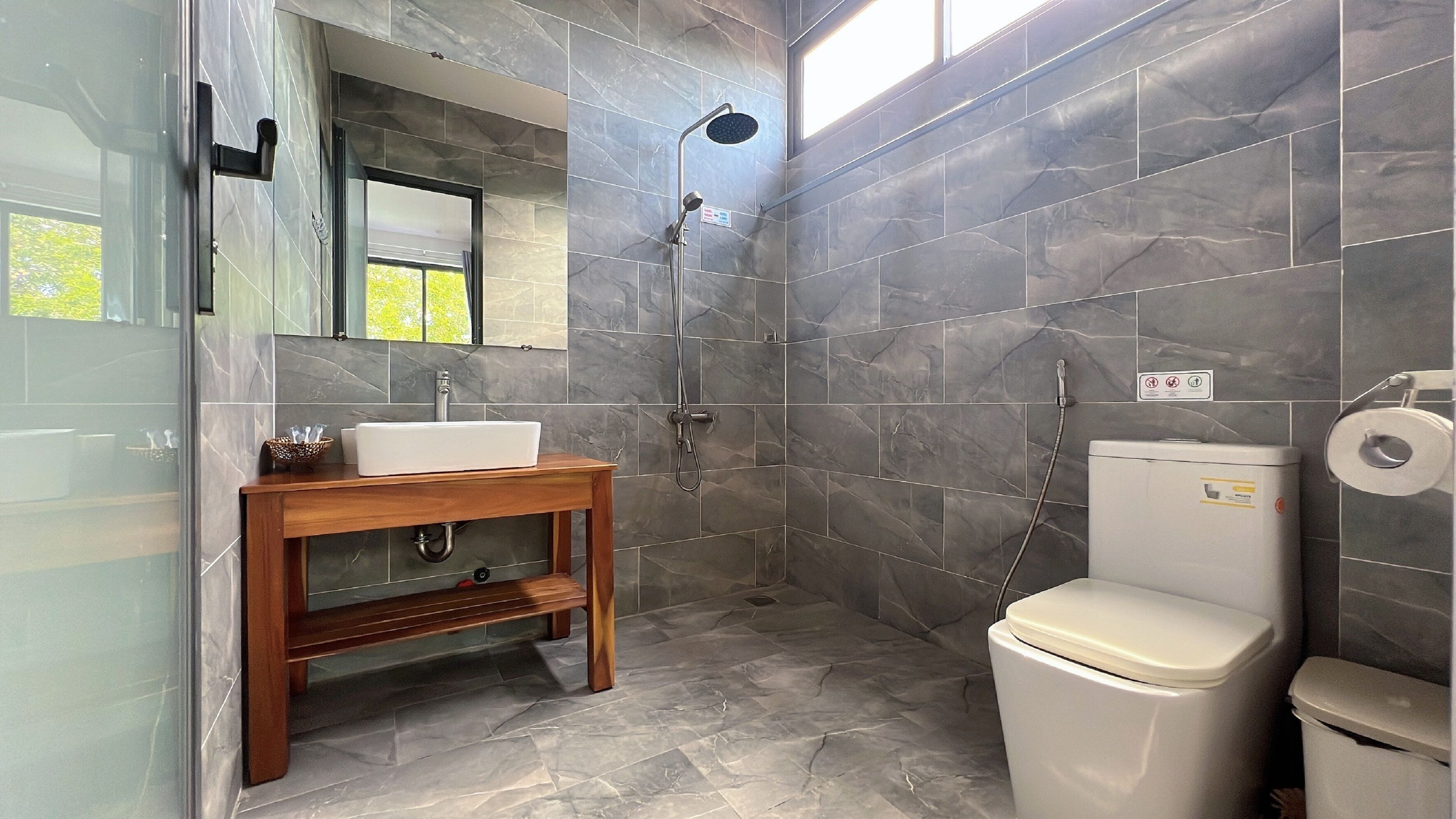 Apartamento Deluxe | Casa de banho | Um secador de cabelo, um bidé, toalhas fornecidas 