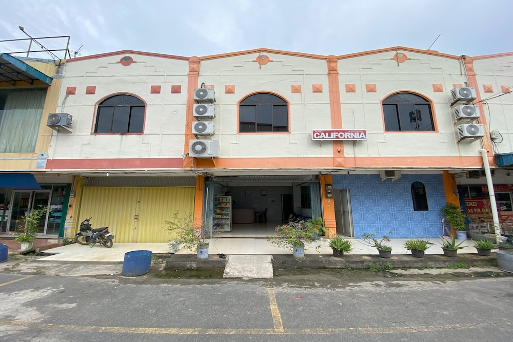 Oyo 93397 Hotel California - Batu Aji