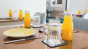 Café da manhã com buffet todos os dias (EUR 12 por pessoa)