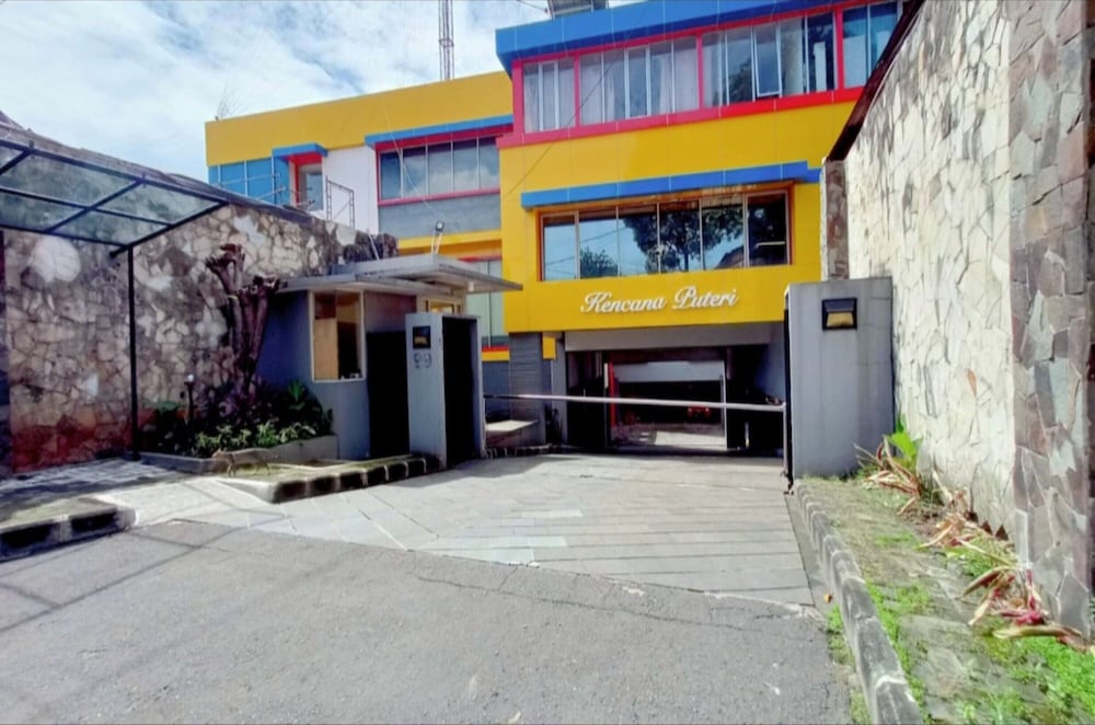 Oyo Life 93383 Wisma Kencana Puteri - Depok