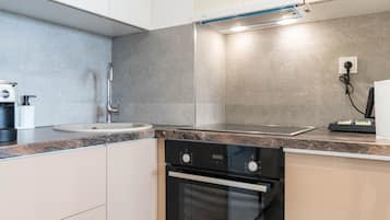 Apartamento Empresarial | Cozinha privada | Um frigorífico/congelador grande, um micro-ondas, um forno
