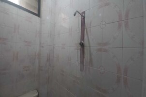 Quarto Duplo Standard | Casa de banho | Um polibã, toalhas fornecidas 