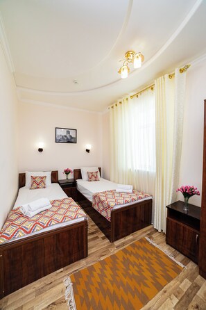 Quarto Twin Standard | Secretária, secretária adequada para computadores portáteis 