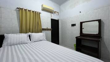 Quarto casal standard | Escrivaninha, espaço de trabalho para notebook, Wi-Fi de cortesia