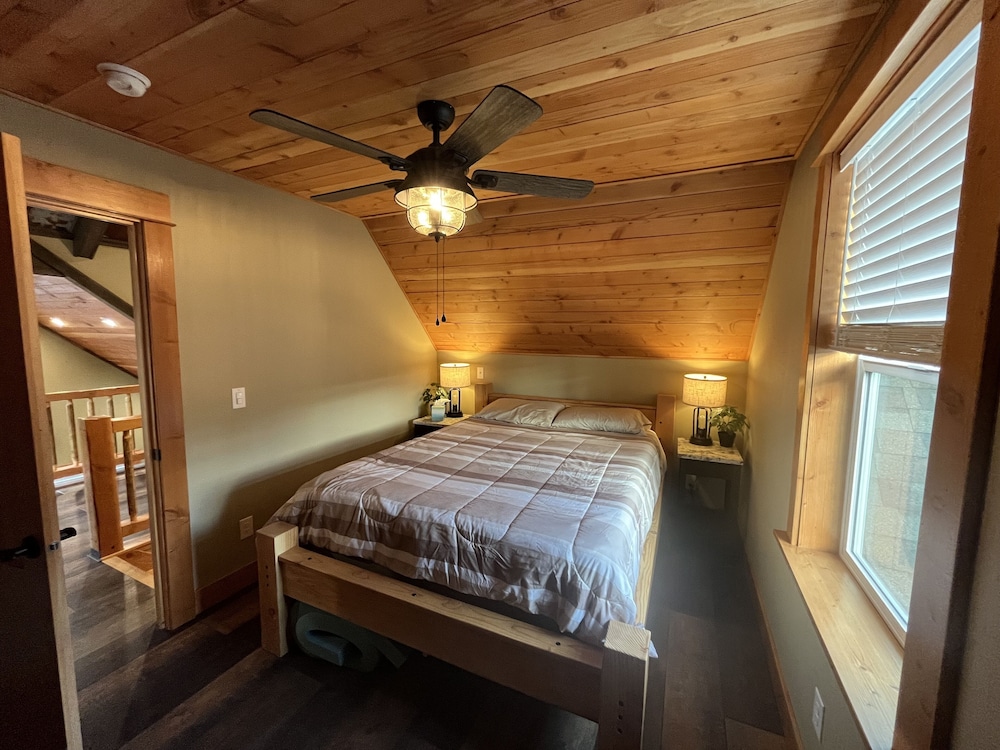 Cozy cabin in Detroit. 6 minute walk to Detroit Marina. Full kitchen ...