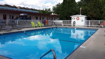 Piscina exterior sazonal