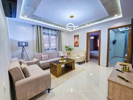 Apartamento elite | Área de estar | TV de tela plana 65 polegadas com canais via satélite, Netflix