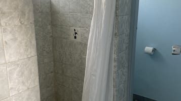 Quarto casal básico | Banheiro | Produtos de toalete grátis