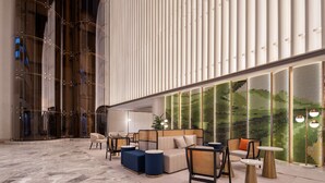 Um hall moderno com áreas de estar, fachada de vidro e design de painéis verticais.