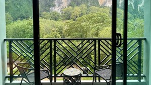 Varanda com vista para uma cadeia montanhosa coberta por vegetação.