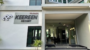 Um edifício moderno com uma placa indicando "KEEREEN RESORT".