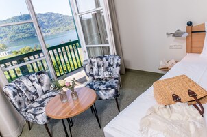 Quarto casal conforto, 1 cama Queen, sacada, ao lado do lago | Roupas de cama antialérgicas, cofres nos quartos, cortinas blackout