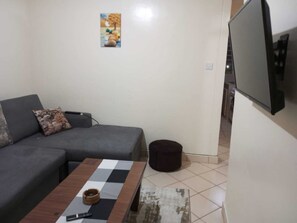 Apartamento empresarial | Área de estar | Smart TV 24 polegadas com canais digitais