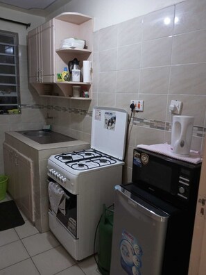 Apartamento empresarial | Cozinha privada | Geladeira, micro-ondas, talheres/pratos/utensílios de cozinha