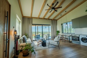 Suite Deluxe, banheira de hidromassagem, vista para o jardim | Sala de estar | Lareira 