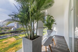 Quarto casal luxo, sacada | Frigobar, cofres nos quartos, Wi-Fi de cortesia, roupa de cama
