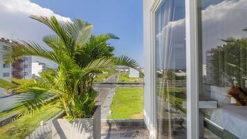 Quarto Twin Deluxe, varanda | Minibar, cofre no quarto, Wi-fi grátis, roupa de cama fornecida