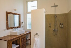 Quarto Clássico com Cama de Casal | Casa de banho | Artigos de higiene pessoal grátis, um secador de cabelo, um bidé 