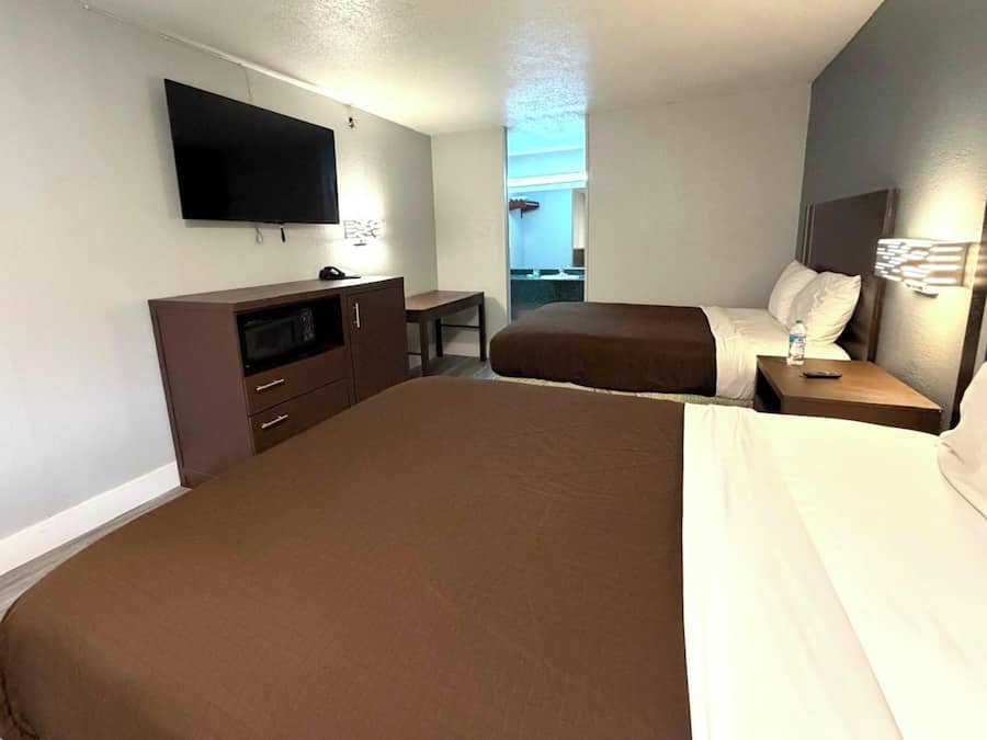 Quarto, 2 camas queen-size | Secretária, Wi-fi grátis, roupa de cama fornecida