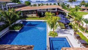 3 piscinas externas, funciona das 8h às 22h, guarda-sóis