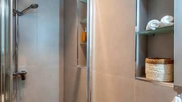 Casa | 1 quarto, escrivaninha