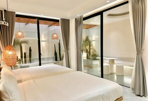 Kin Inspired 3 with Garden | Edredões de penas, camas de colchão Select Comfort, minibar, secretária 