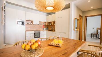 Apartamento Familiar | Cozinha privada | Um frigorífico, um micro-ondas, um forno, uma placa de cozinha