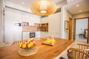 Apartamento Familiar | Cozinha privada | Um frigorífico, um micro-ondas, um forno, uma placa de cozinha 