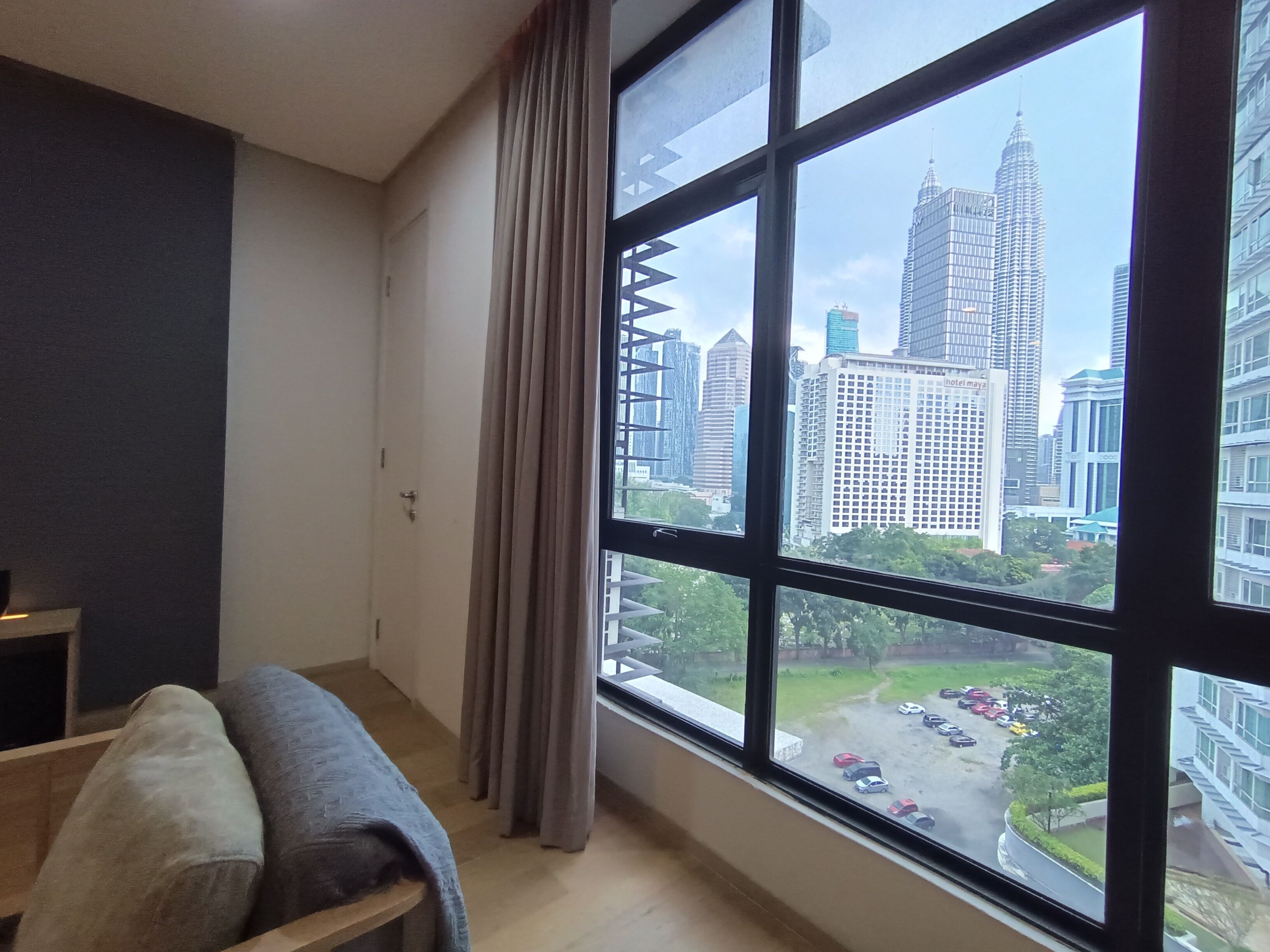 Apartamento exclusivo, banheiro privativo, vista para a cidade | Área de estar