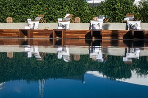 15 piscinas exteriores, espreguiçadeiras 