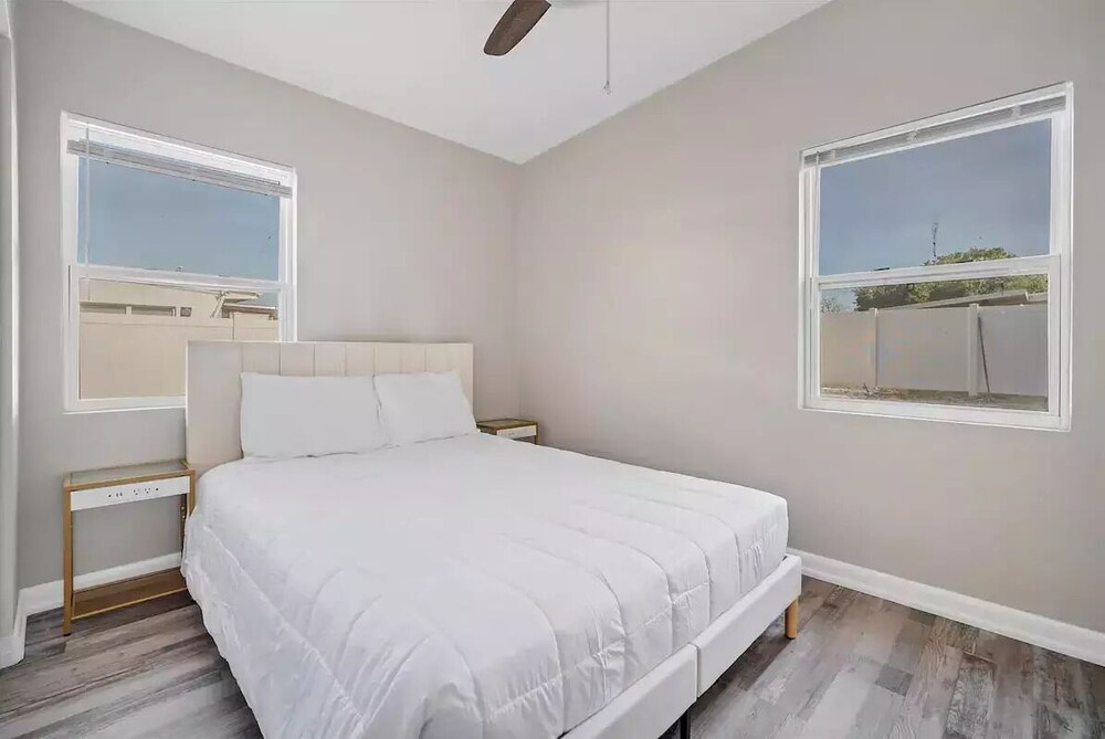 Bayshore Gardens Remodel With Hot Tub + Fire Pit + Walk To Park And Marina - Sarasota, FL