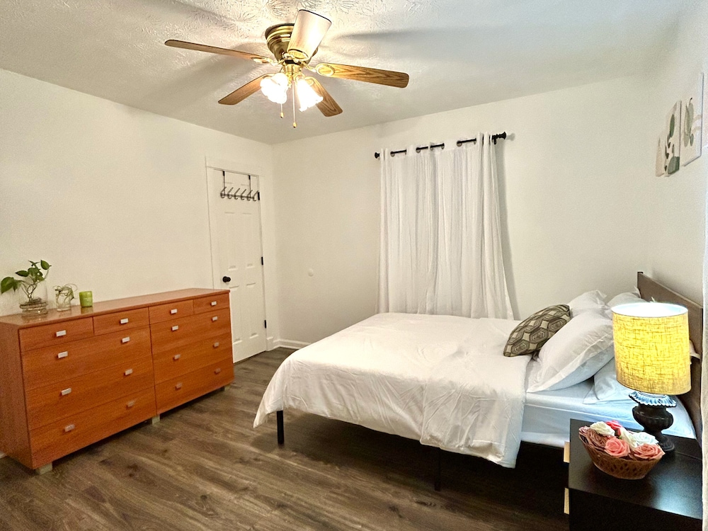Cozy 3-bedroom Home W/ Covered Deck. Pet-friendly! - Lawrenceville, GA