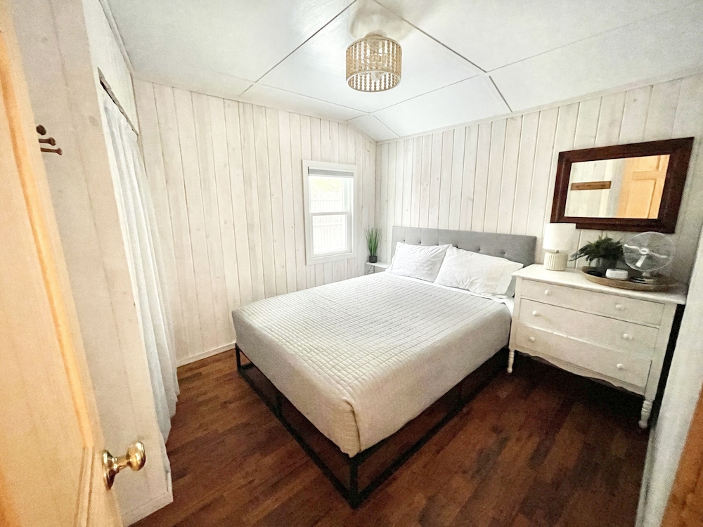 Charming cabin with lake access and kayaks! Close to TC! - Rapid City ...