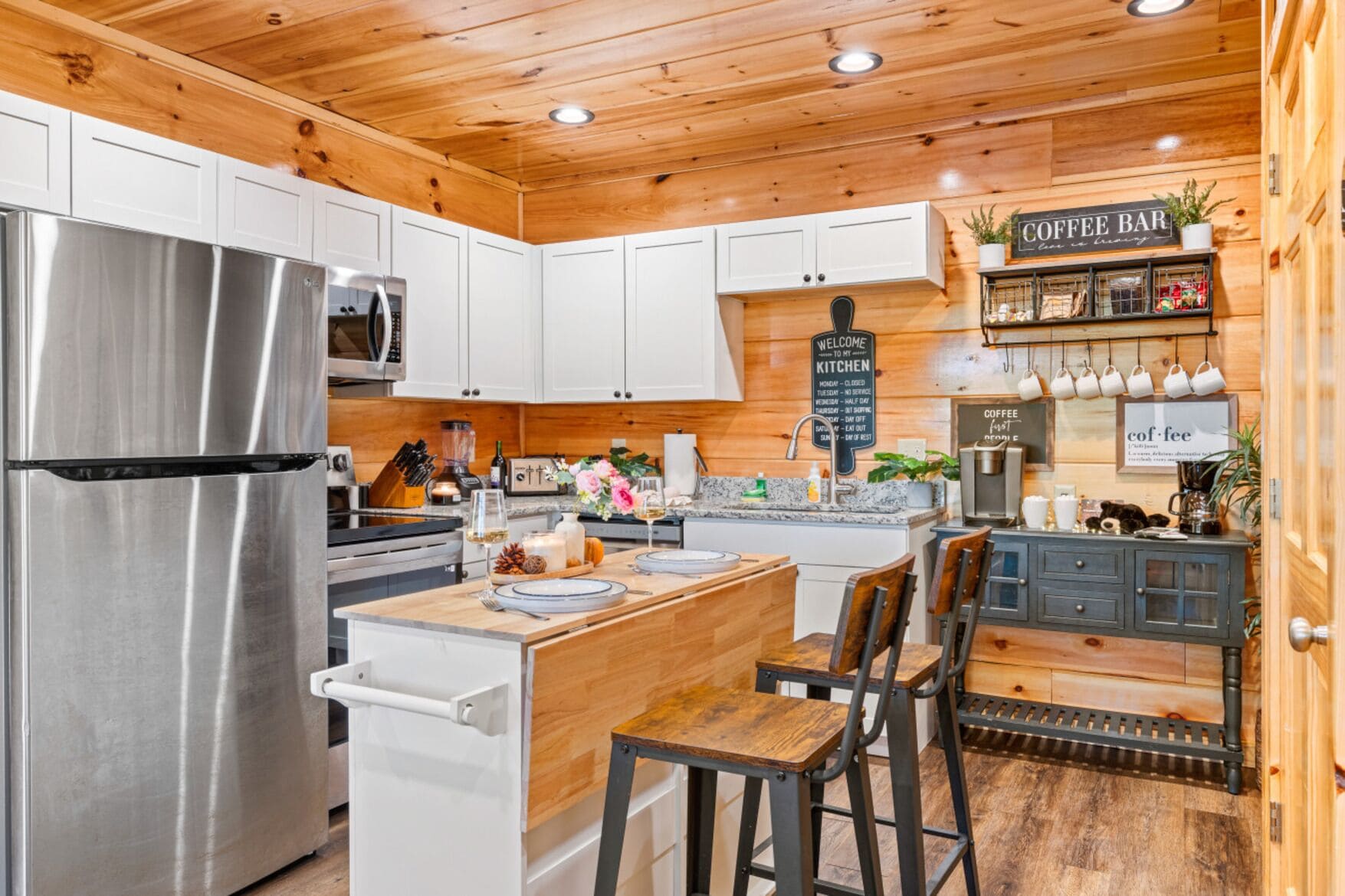 Cabana de Madeira Familiar | Cozinha privada | Um frigorífico, um micro-ondas, um forno, uma placa de cozinha 