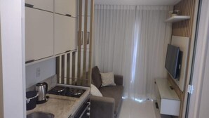 Apartamento urbano | Cozinha privada | Geladeira, micro-ondas, fogão, cooktop