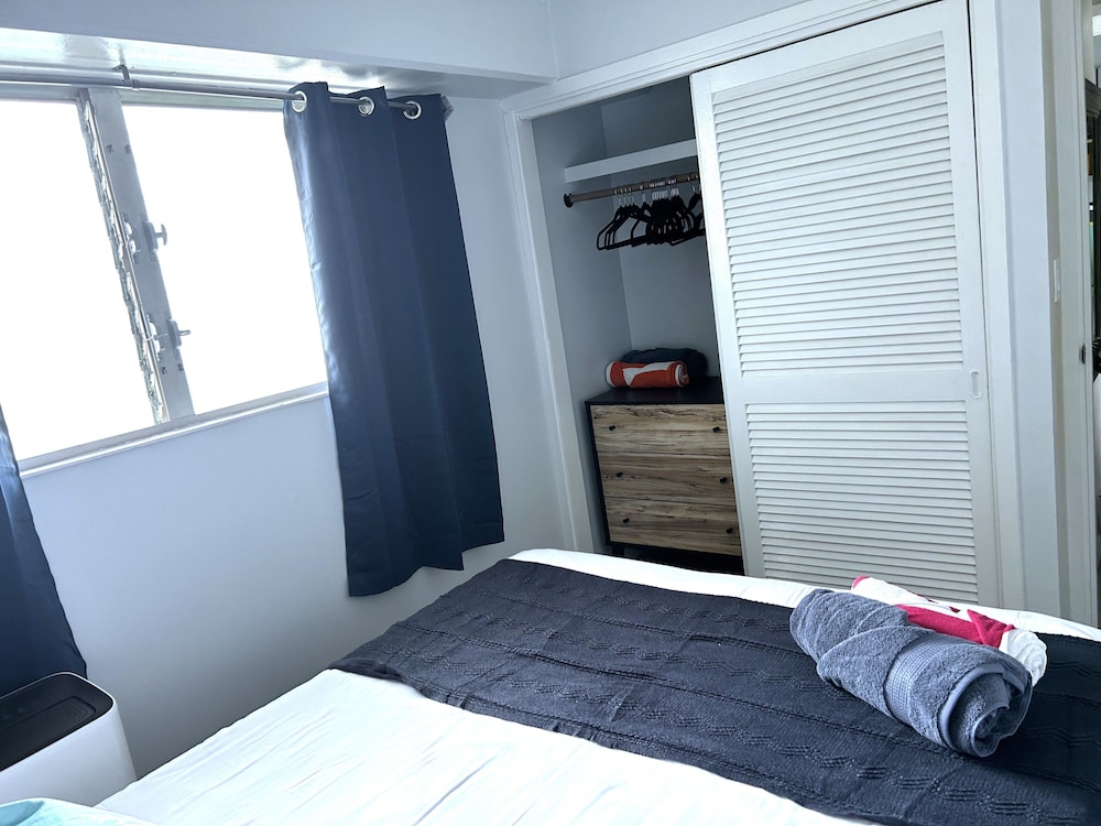 Spacious Modern 2bdrm Condo, Free Parking In Bldg., Full Kitchen, Sleeps 6. - Honolulu, HI