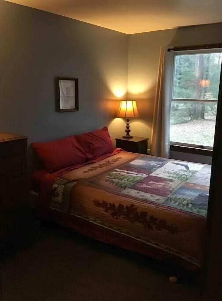 Rustic 3 Bedroom Cabin #2 At Deep Woods - Lake Erie, PA
